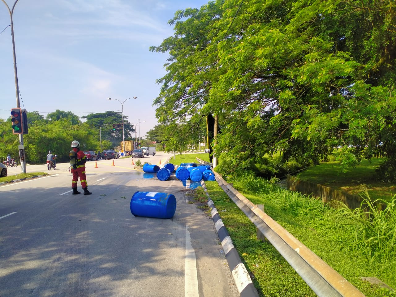 Hazmat Team Removes Chemical Spill Along Jalan Maxwell | Ipoh Echo