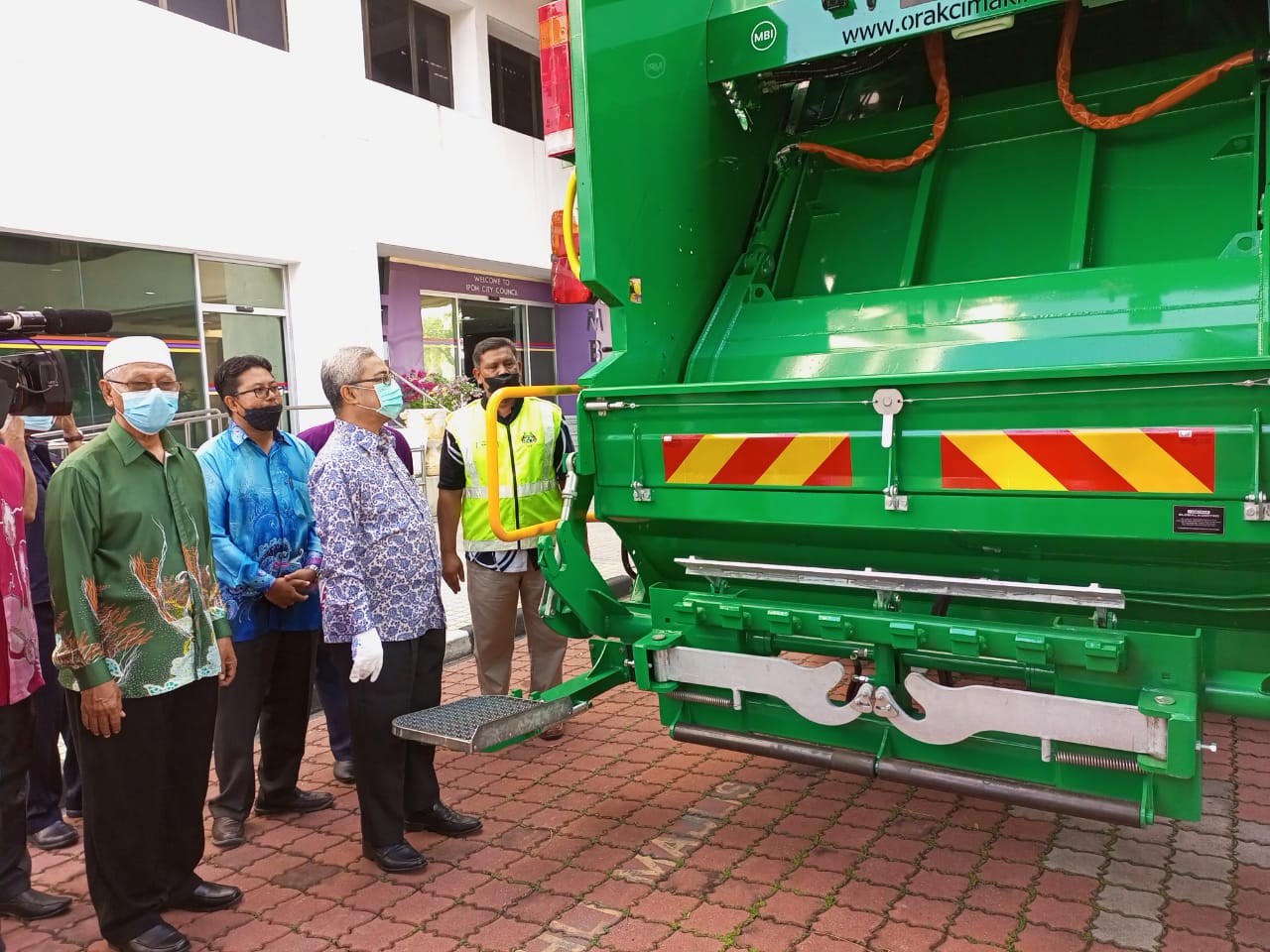 MBI Added Two New Garbage Trucks to Help in Garbage Collection | Ipoh Echo