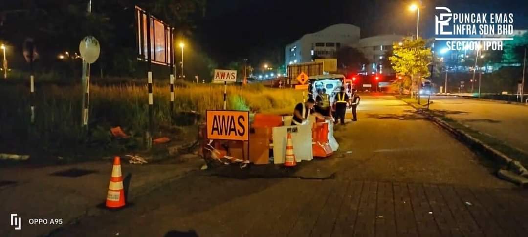 Water pipe is the source of the large puddle at the Amanjaya Bus ...