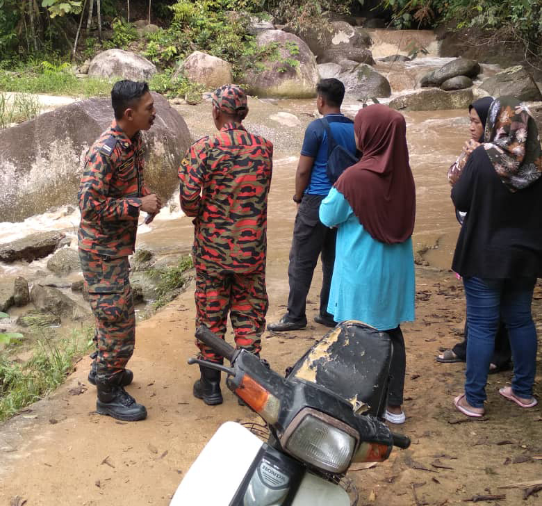 Firefighters rescued three victims trapped by riverside | Ipoh Echo
