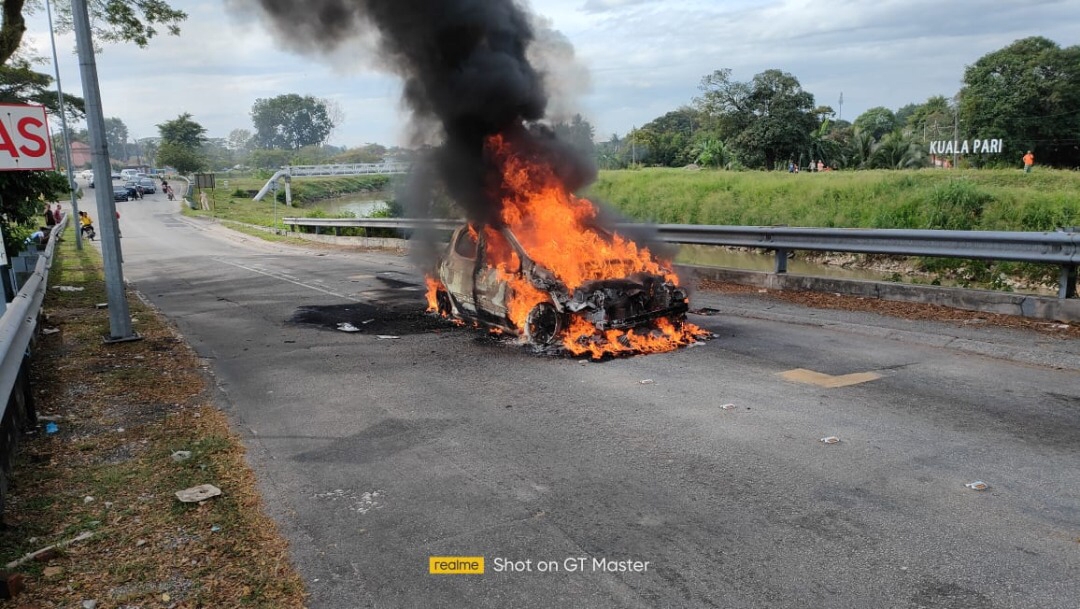 Car was destroyed by fire but driver managed to save himself | Ipoh Echo