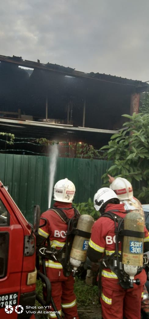 Machines and fibres in a plastic factory were destroyed by fire | Ipoh Echo