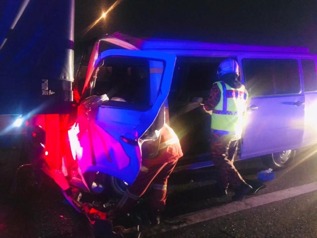 A van crashes into the back of a lorry on the highway | Ipoh Echo