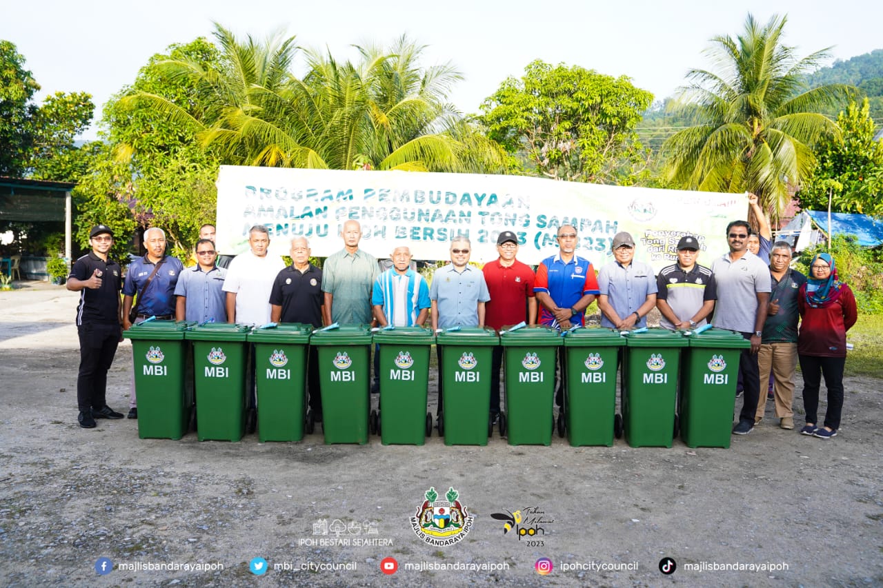 714 trash cans for residents of Taman Meru 2B | Ipoh Echo