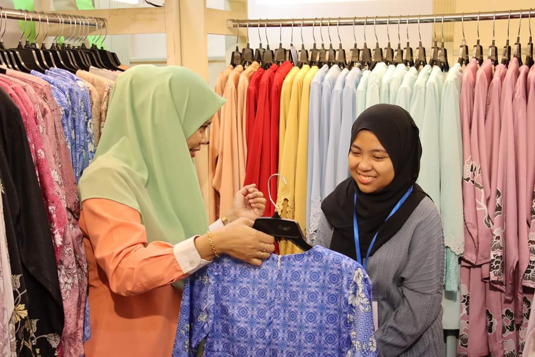 50 orphans enjoyed buying Raya clothes | Ipoh Echo