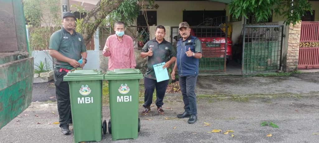 MBI continues to distribute free trash containers | Ipoh Echo
