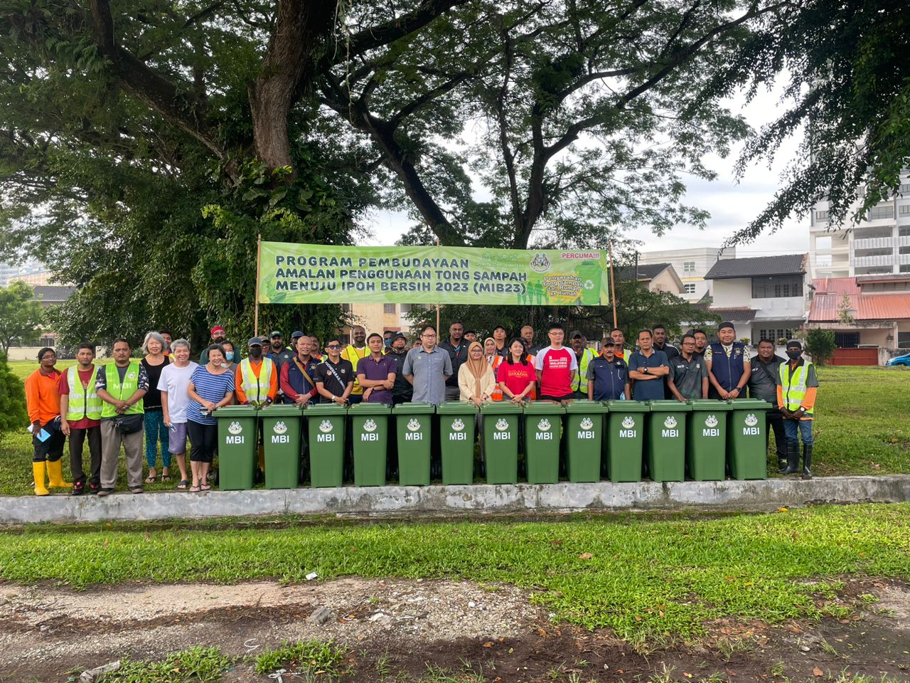 MBI continues to distribute free trash containers | Ipoh Echo