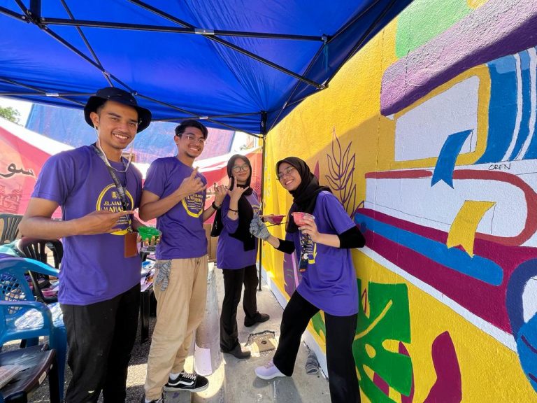 UiTM Perak students completed a mural painting at SK Felcra Nasaruddin ...