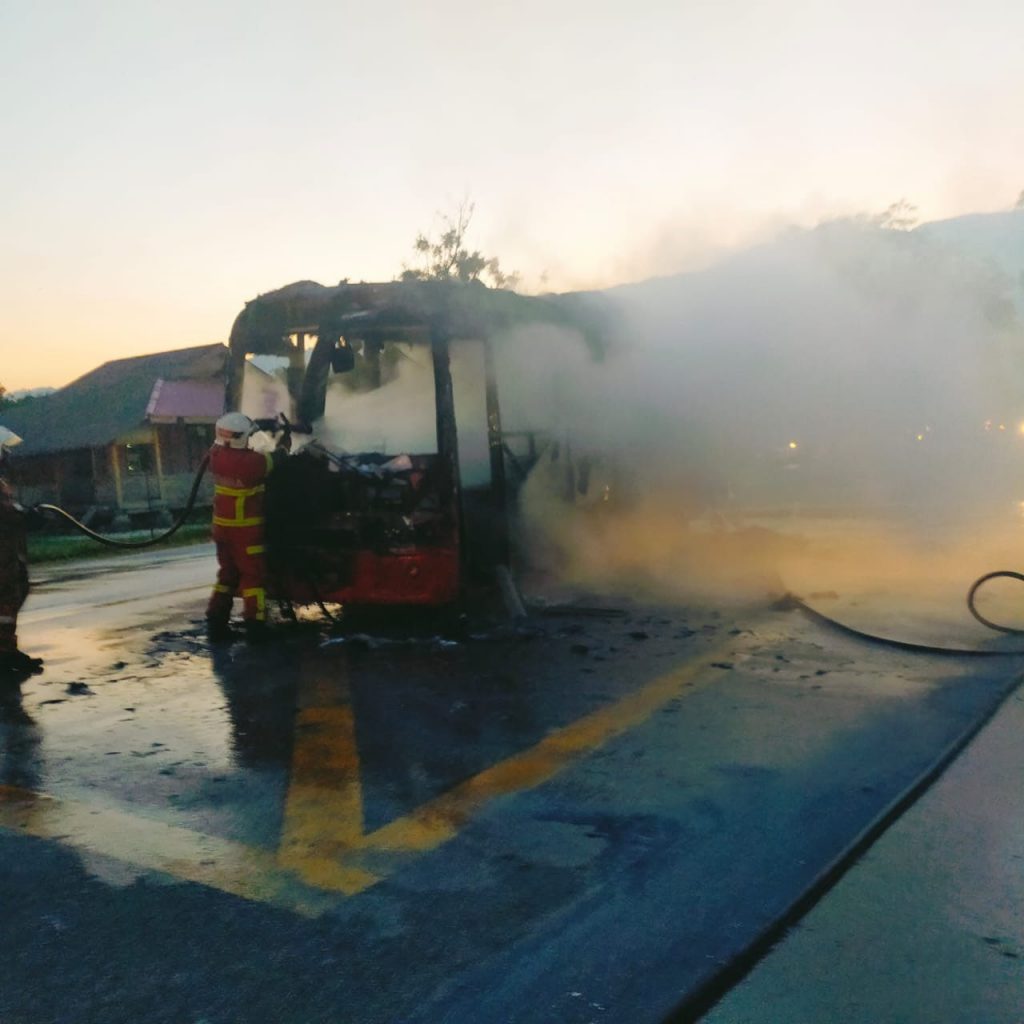 Tour Bus Destroyed by Fire in Taiping | Ipoh Echo