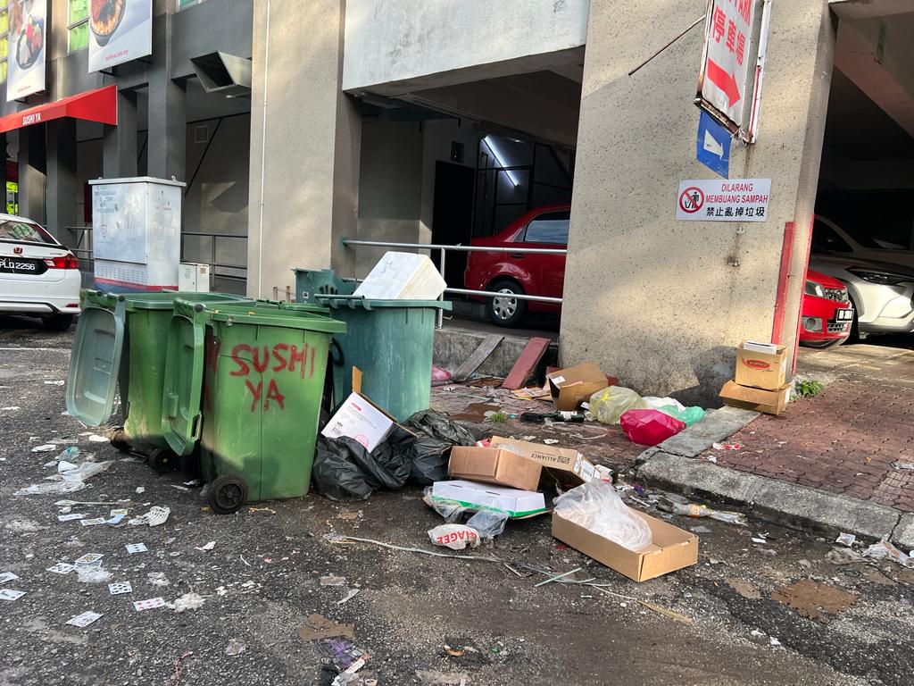 Trash Issue: Traders Unaware of Proper Trash Disposal! | Ipoh Echo