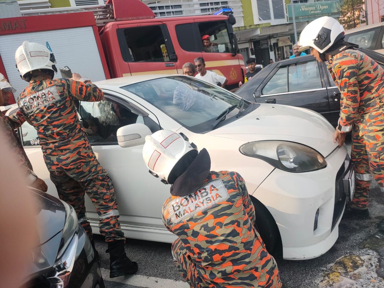 Rescue Team Saves Toddler Trapped Inside Car | Ipoh Echo