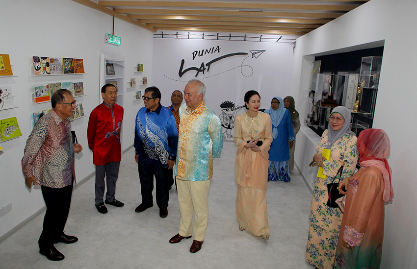 Sultan Nazrin confers the title ‘Royal Artist’ upon Dato' Lat | Ipoh Echo
