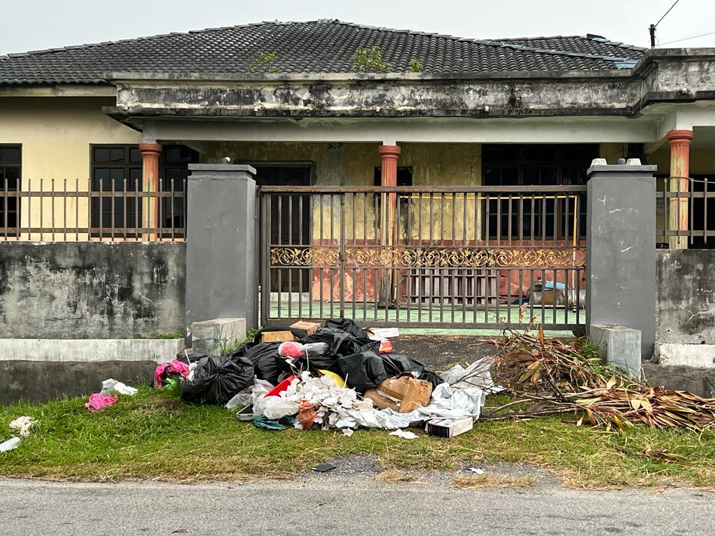 Garbage Vigilante: A few housing estate residents fail to manage ...