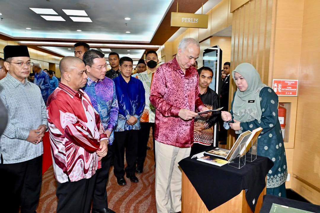 Book and Discourse Series II of Sultan Nazrin Muizzuddin Shah Launched ...
