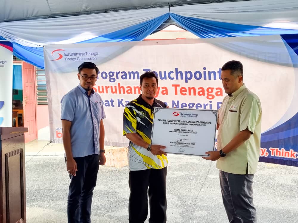 ST improved the worn-out wiring system of surau, Sekolah Rendah Agama ...