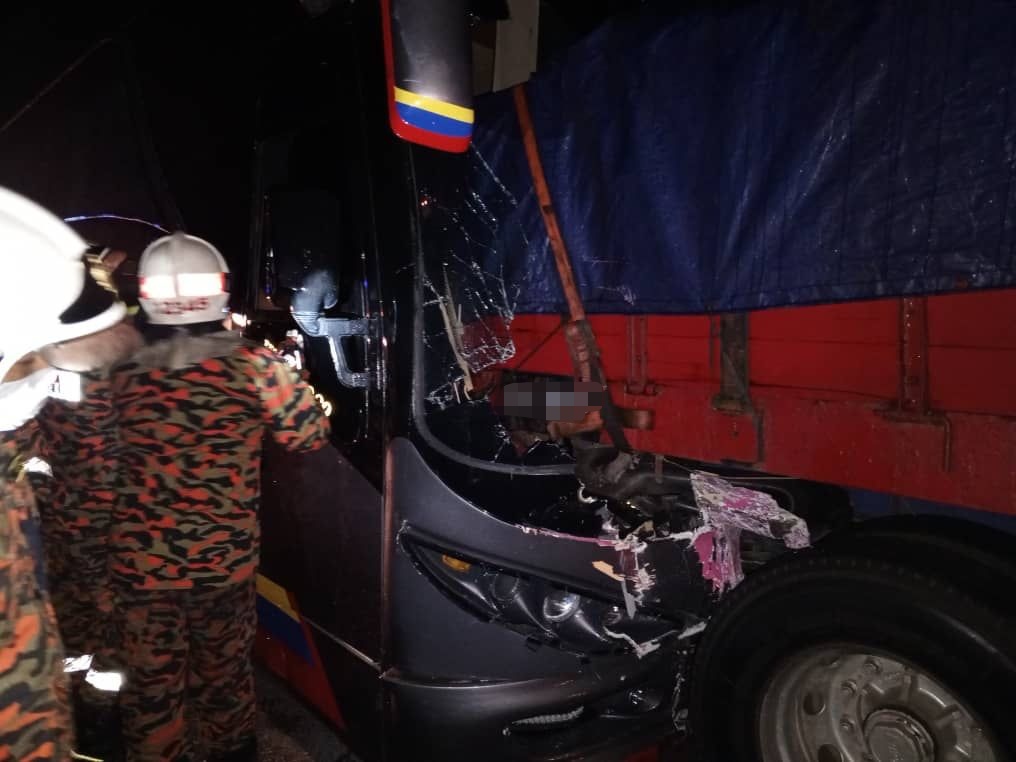 Bus hit the back of lorry, driver injured | Ipoh Echo