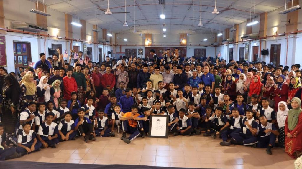 Datuk Lat's Presence Inspires the Students of SMK Anderson | Ipoh Echo
