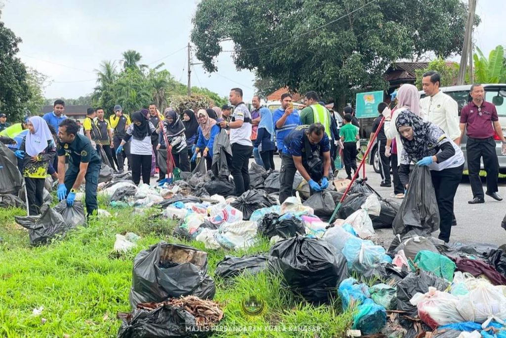 Rubbish Piling Up in Front of School Affects the Landscape | Ipoh Echo