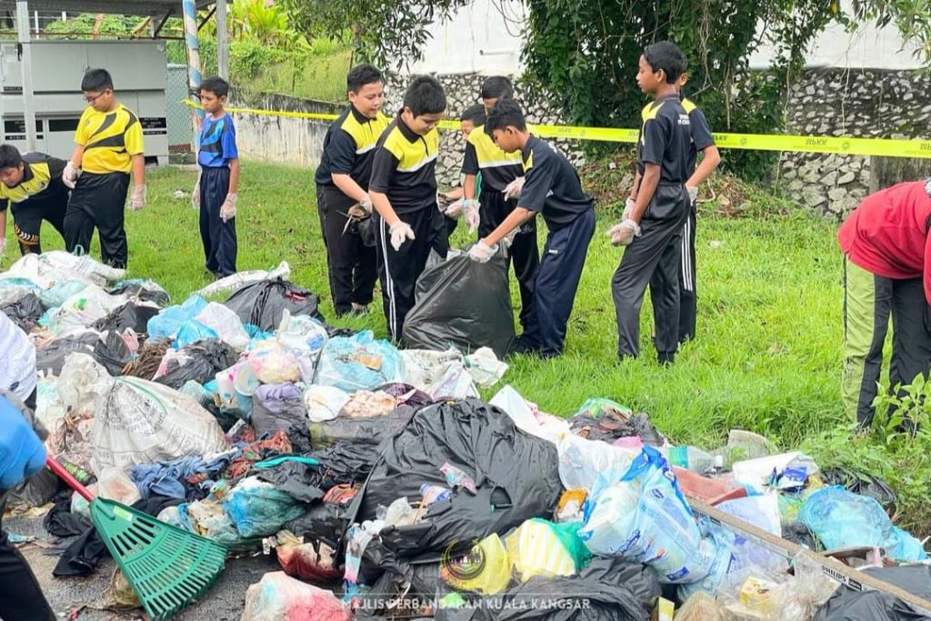 Rubbish Piling Up in Front of School Affects the Landscape | Ipoh Echo
