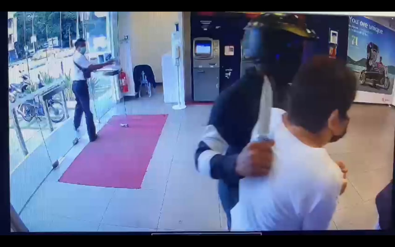 Police hunting suspect in a bank ATM armed robbery case in Ipoh | Ipoh Echo