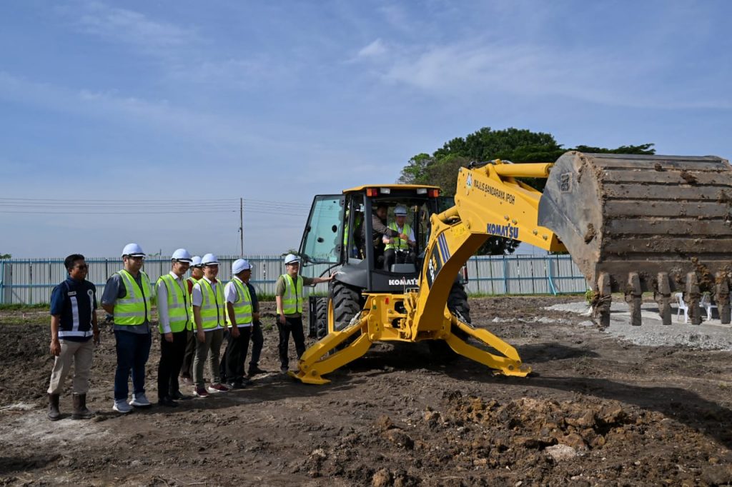 The construction project of Pasir Pinji Market is progressing according ...