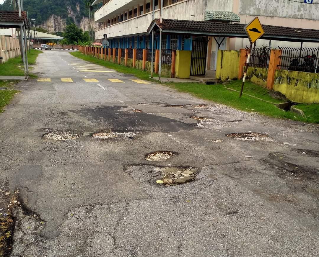 The potholed road in front of PPD Kinta Utara, SMK Anderson is ready to ...