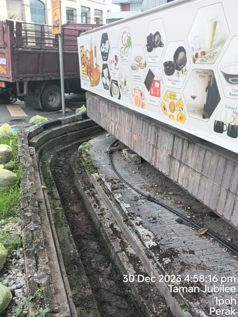 Drainage in Front of Yik Foong Complex Swiftly Cleaned Up | Ipoh Echo