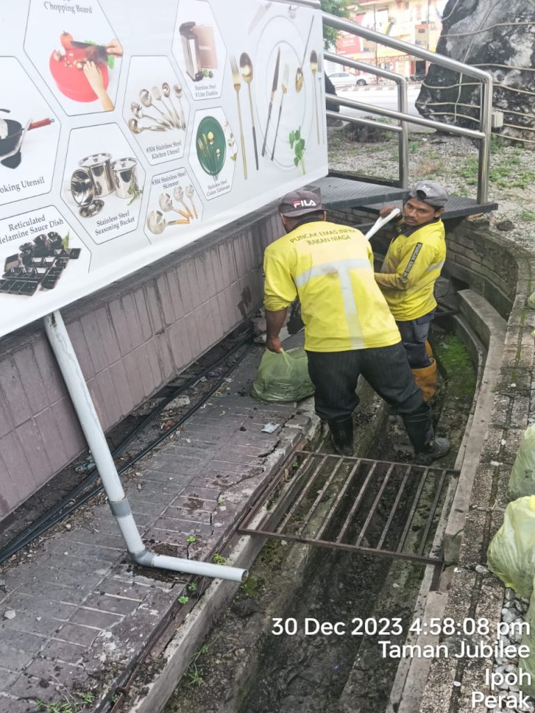 Drainage in Front of Yik Foong Complex Swiftly Cleaned Up | Ipoh Echo
