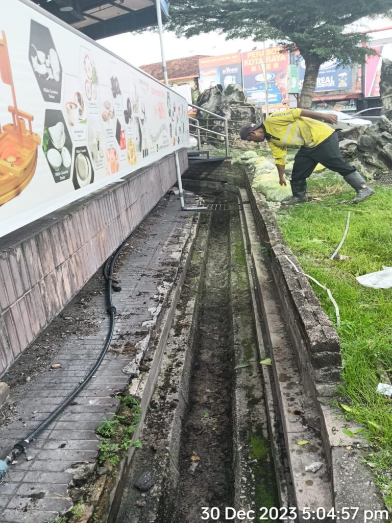 Drainage in Front of Yik Foong Complex Swiftly Cleaned Up | Ipoh Echo
