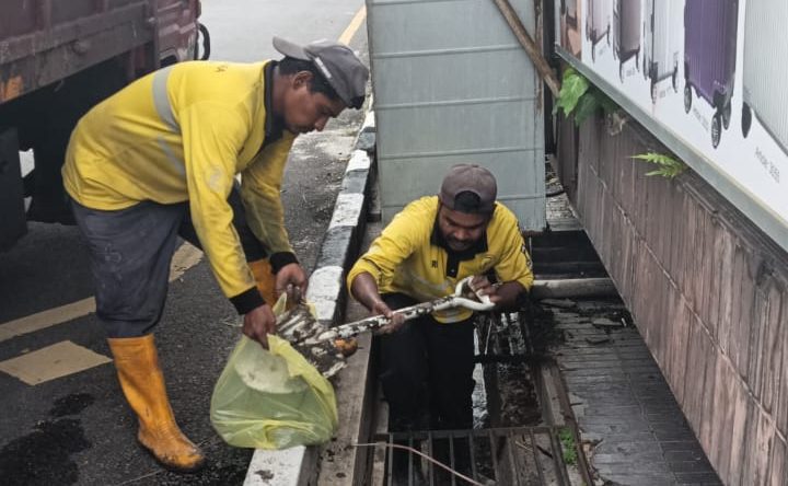 Drainage in Front of Yik Foong Complex Swiftly Cleaned Up | Ipoh Echo