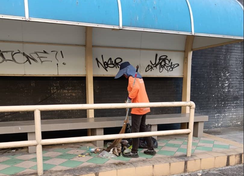 MBI Takes Swift Action to Clear the Trash at Jalan Raja Ekram Bus Stop ...