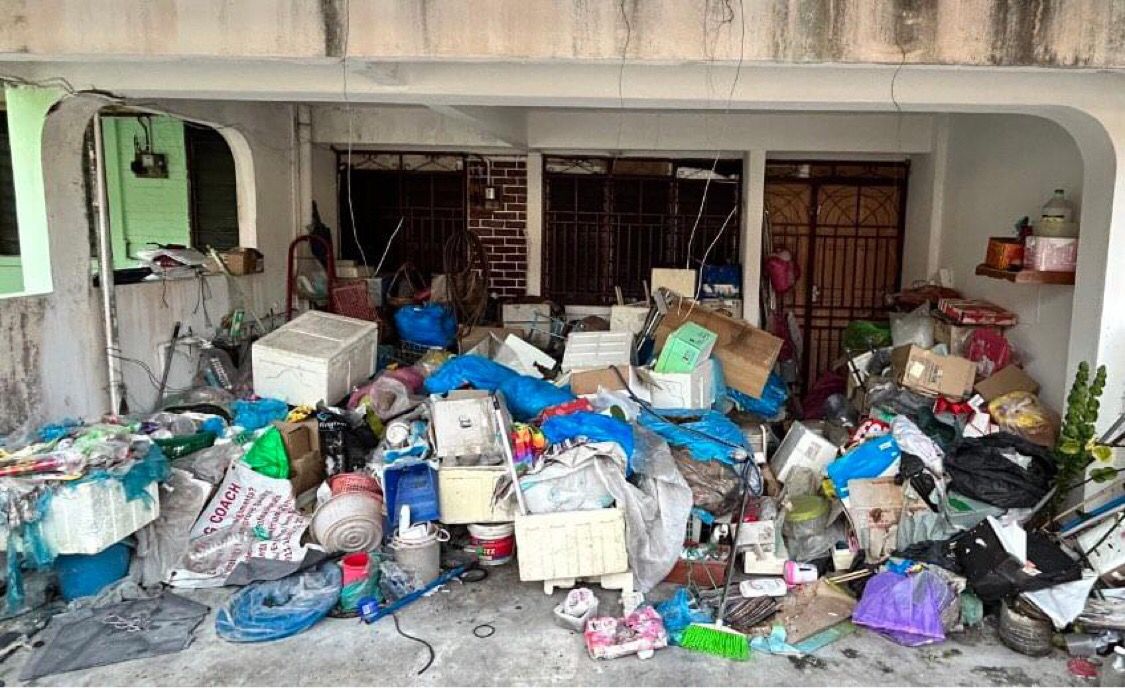 The issue of garbage piling up in abandoned houses not resolved yet ...