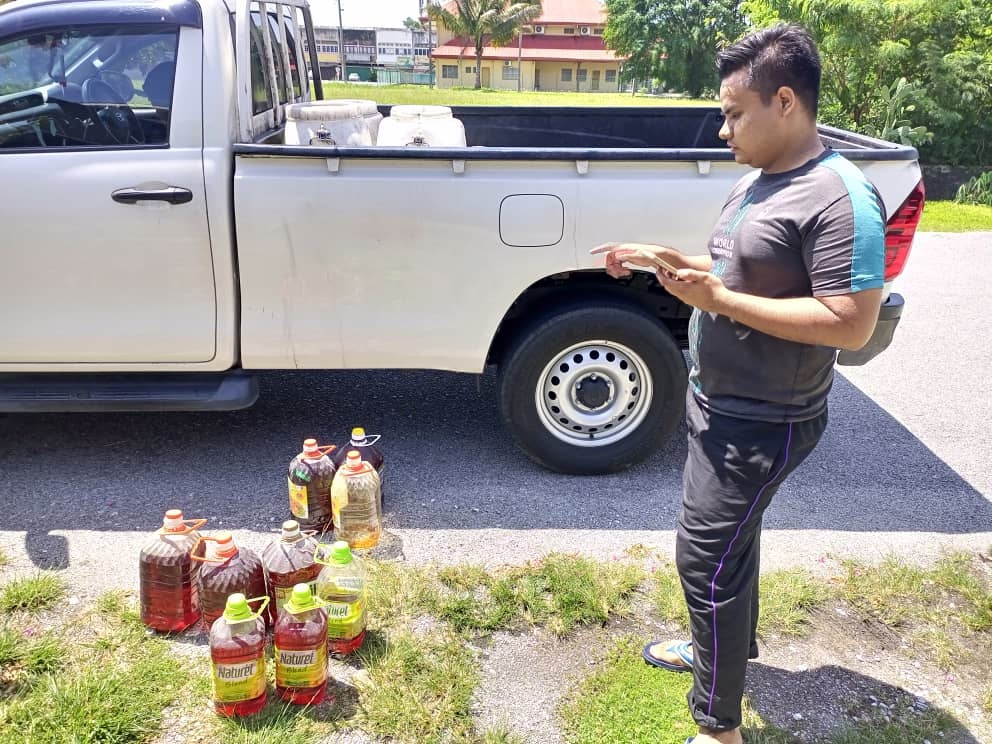 Collecting Used Cooking Oil Around Ipoh Brings Income to Users | Ipoh Echo