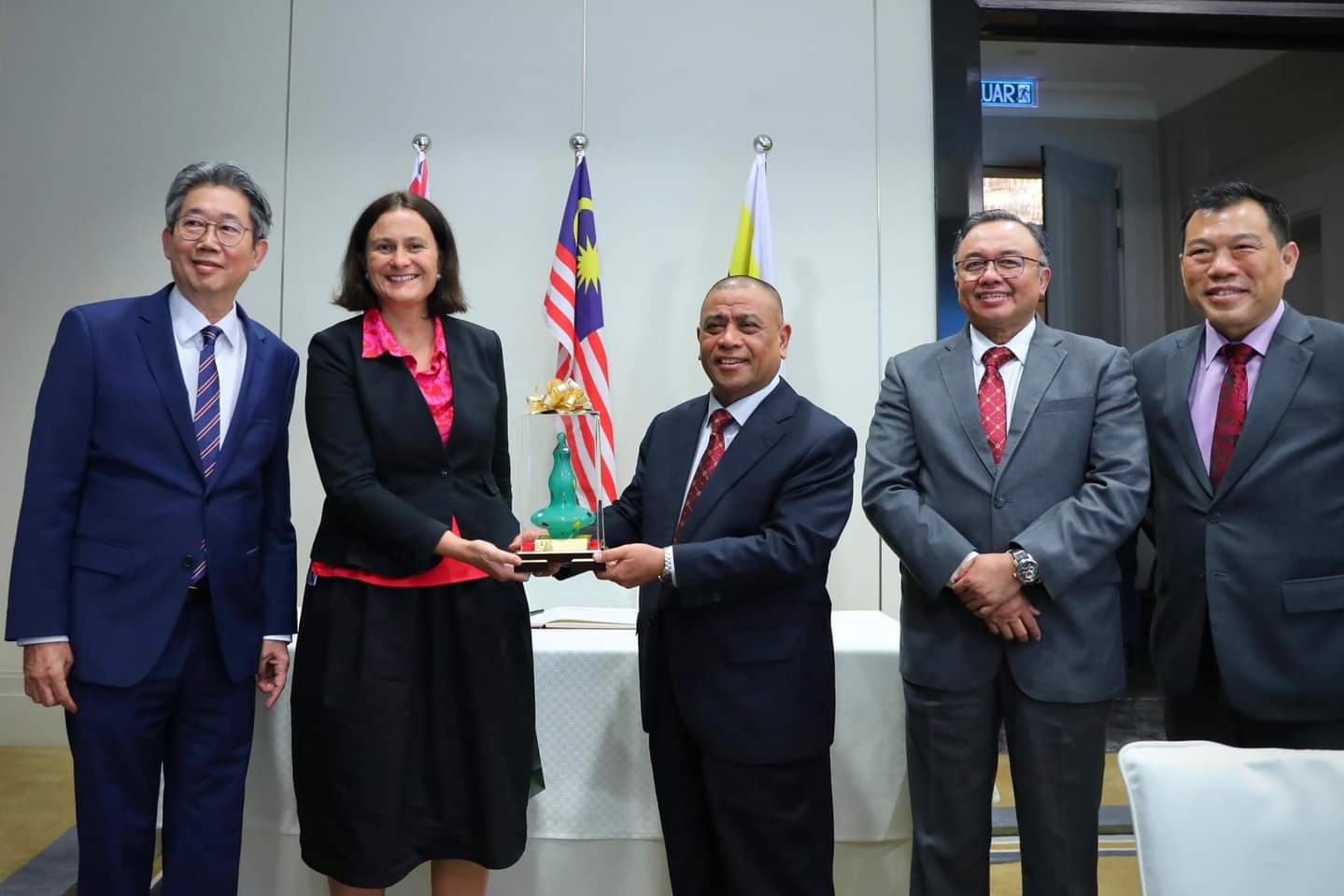 MB Perak receives courtesy visit from Australian High Commissioner ...