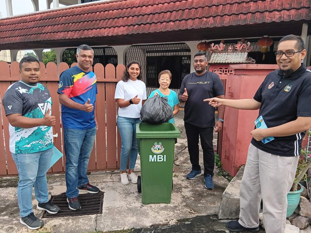 Residents of 5 housing estates in Ipoh receive free trash bins | Ipoh Echo