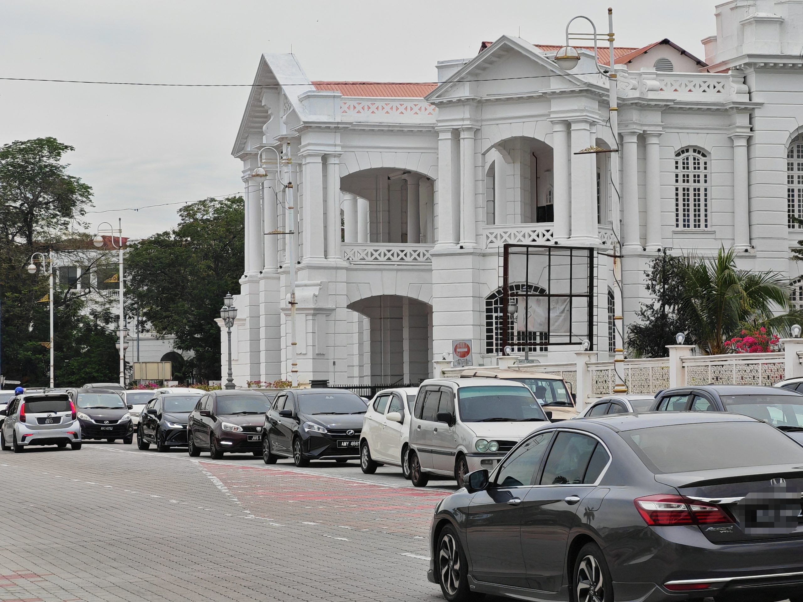 Heavy Traffic on KTM Ipoh Road to Medan Kidd Roundabout During Peak ...