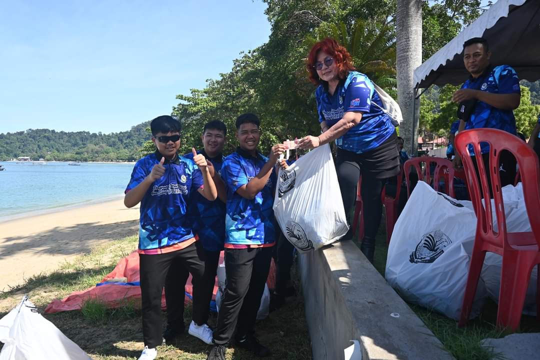Community, MPM collaboration to clean the resort beach area | Ipoh Echo
