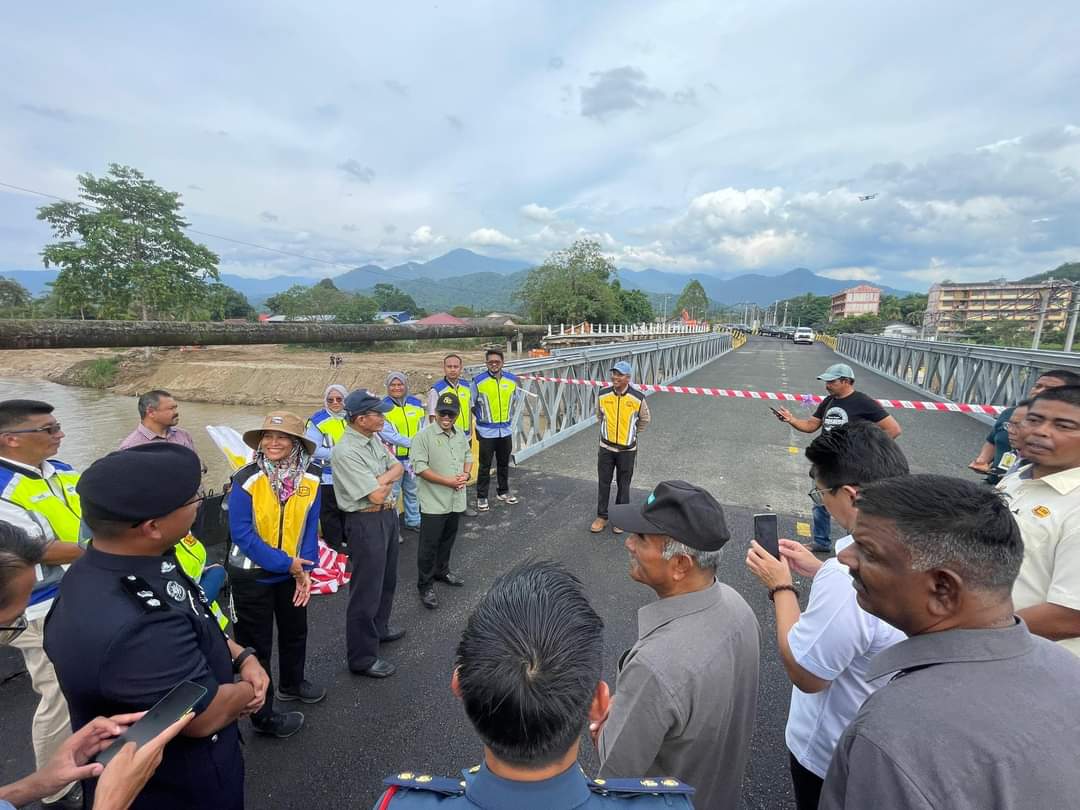 Slim River-Behrang Ulu Road Reopened, Temporary Bridge Connects Route ...