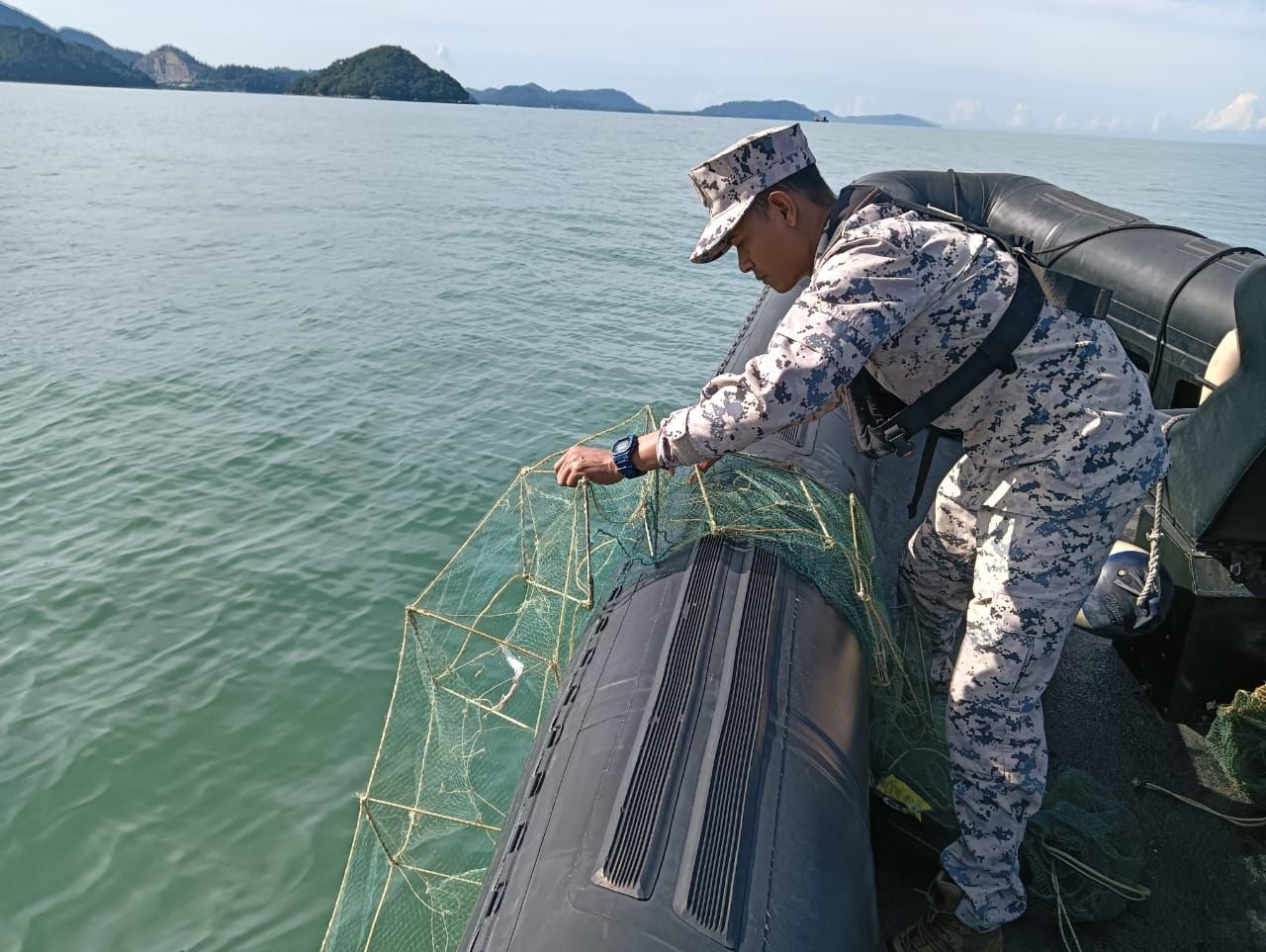 Perak Maritime Seized 25 Sets of Dragon Fish Traps near Pulau Talang ...
