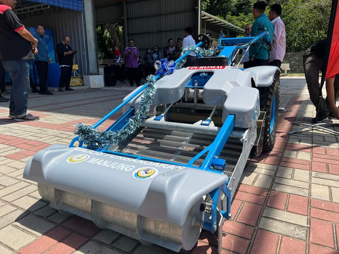 Using the 'Beach Comber' Machine to Clean Teluk Batik Beach | Ipoh Echo