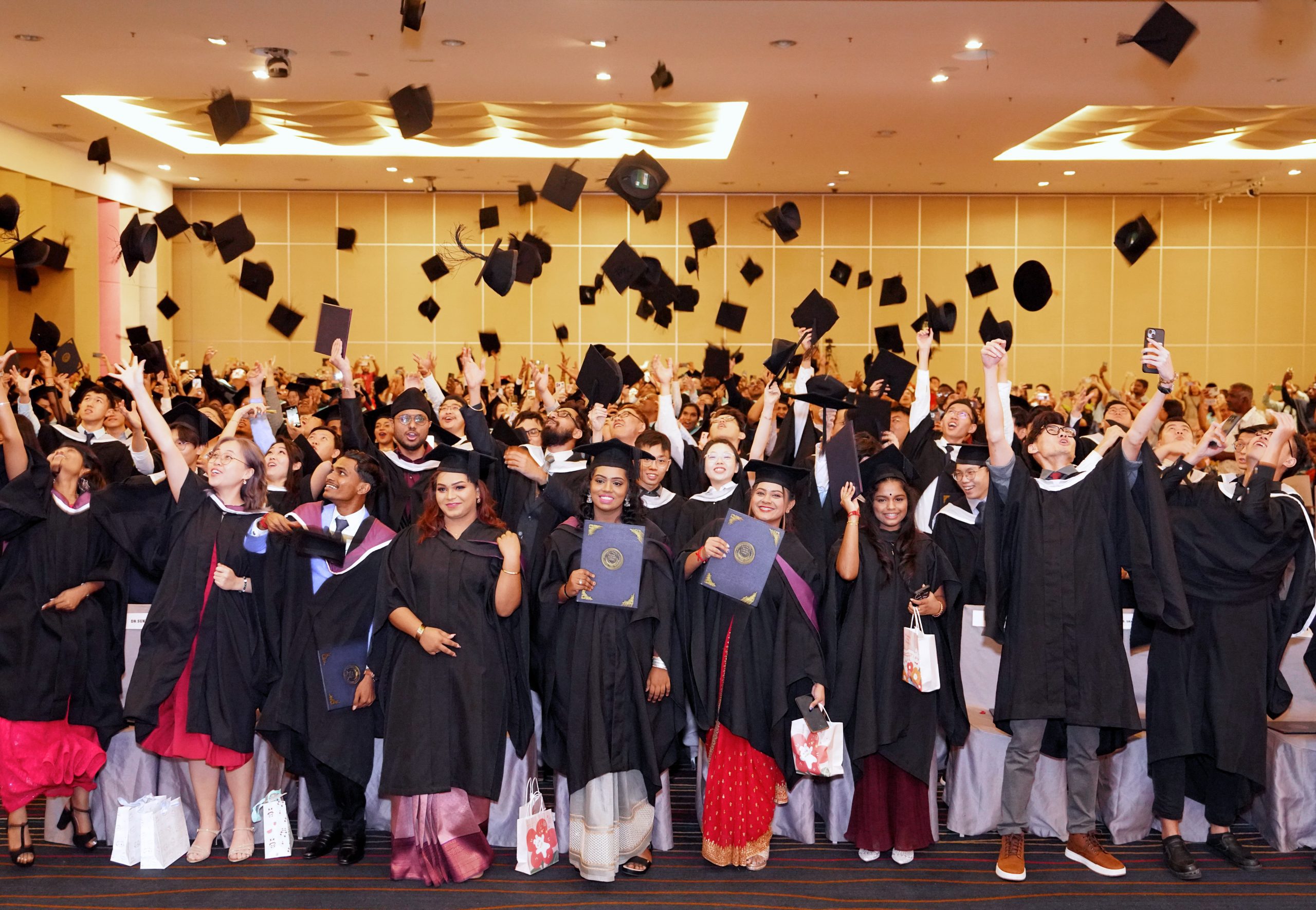 Medical Prodigy Sisters Graduate from QIU at Ages 18 and 20 | Ipoh Echo