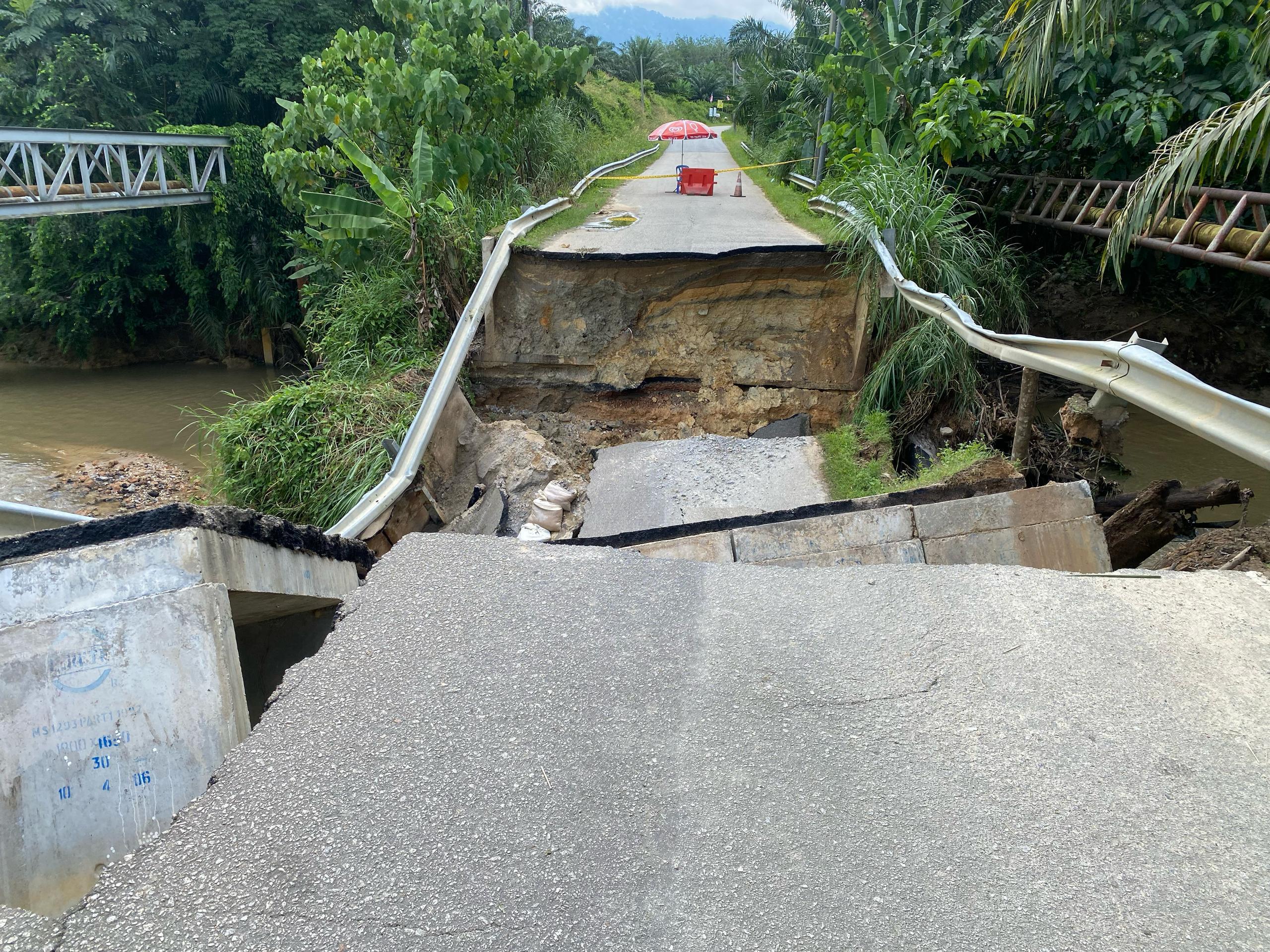 136 people including students stranded after bridge collapse | Ipoh Echo