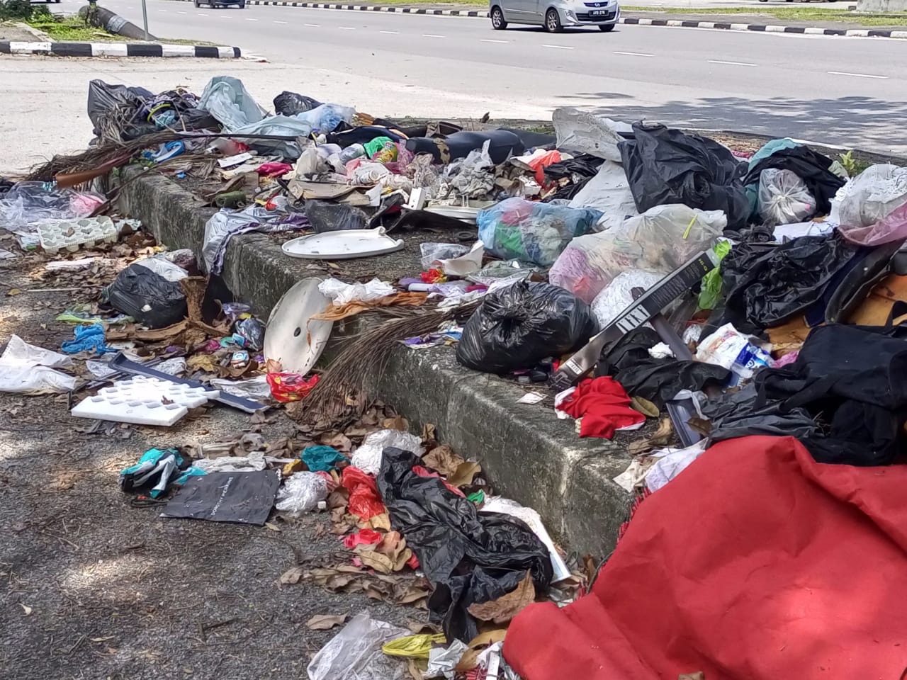 GARBAGE VIGILANTE: Road shoulder turns into rubbish dump | Ipoh Echo
