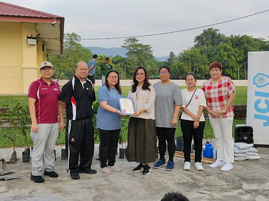 Tree Planting at SJKC Guntong by JCI Ipoh | Ipoh Echo