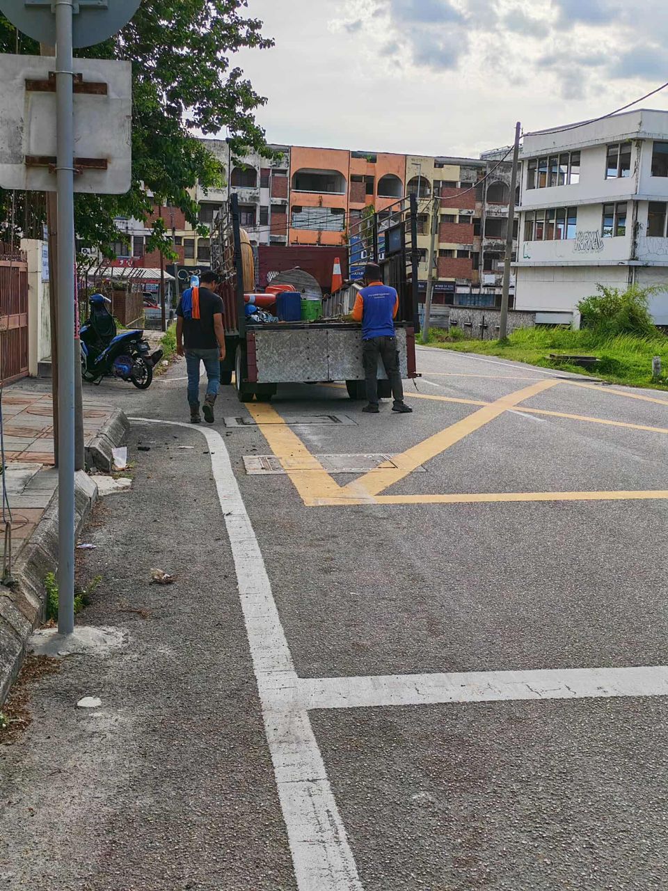 Prompt Action Taken to Close Dangerous TM Manhole on Jalan Chamberlain ...