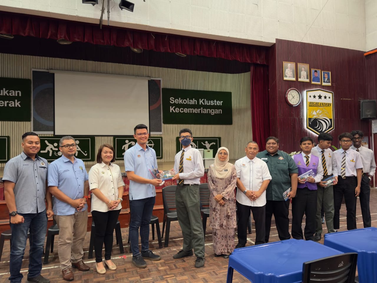 SMK Gunung Rapat students receive SPM preparation kits | Ipoh Echo