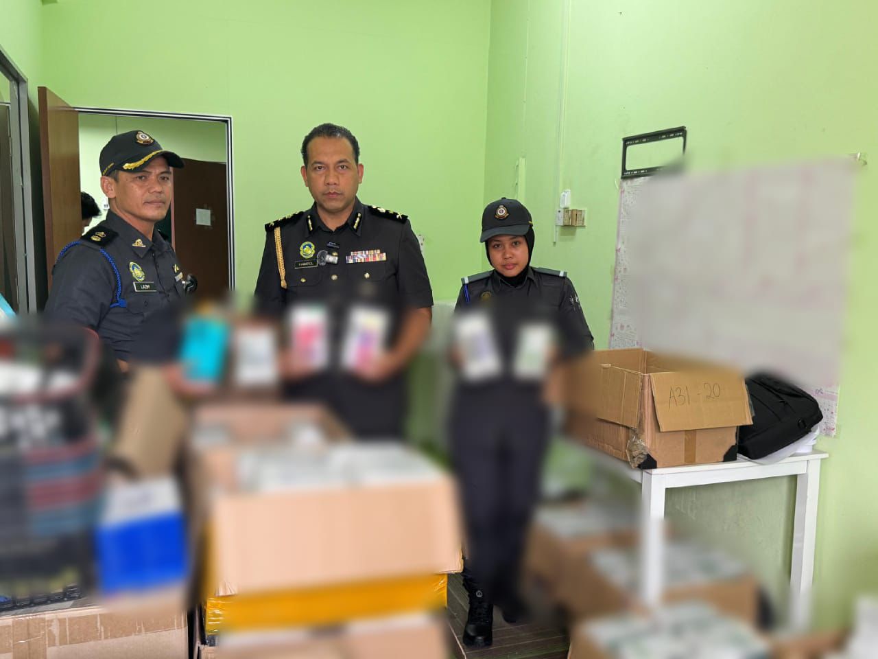 Shop Selling Counterfeit Phones of Famous Brands Raided in Ipoh | Ipoh Echo